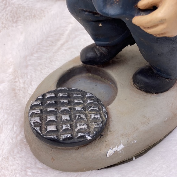 Accents | Pinkerton 1989 Annual Figuring Police By Manhole Cover Statue ...